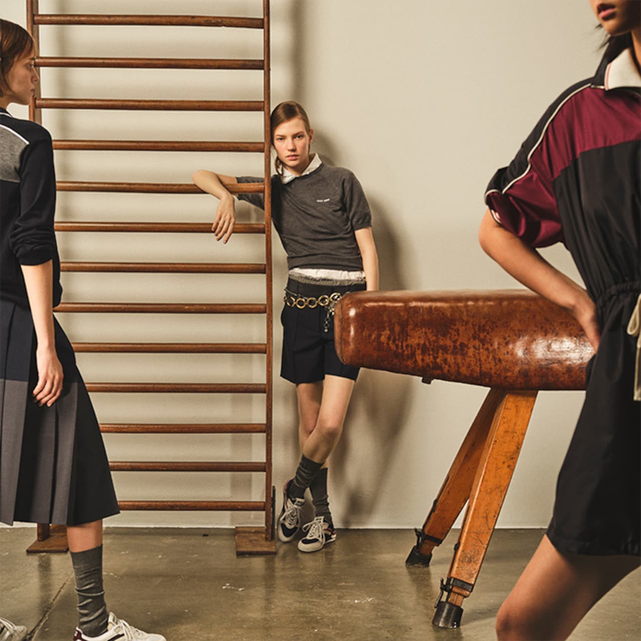 김나지움 팝업 | 미우미우 공식 온라인 스토어