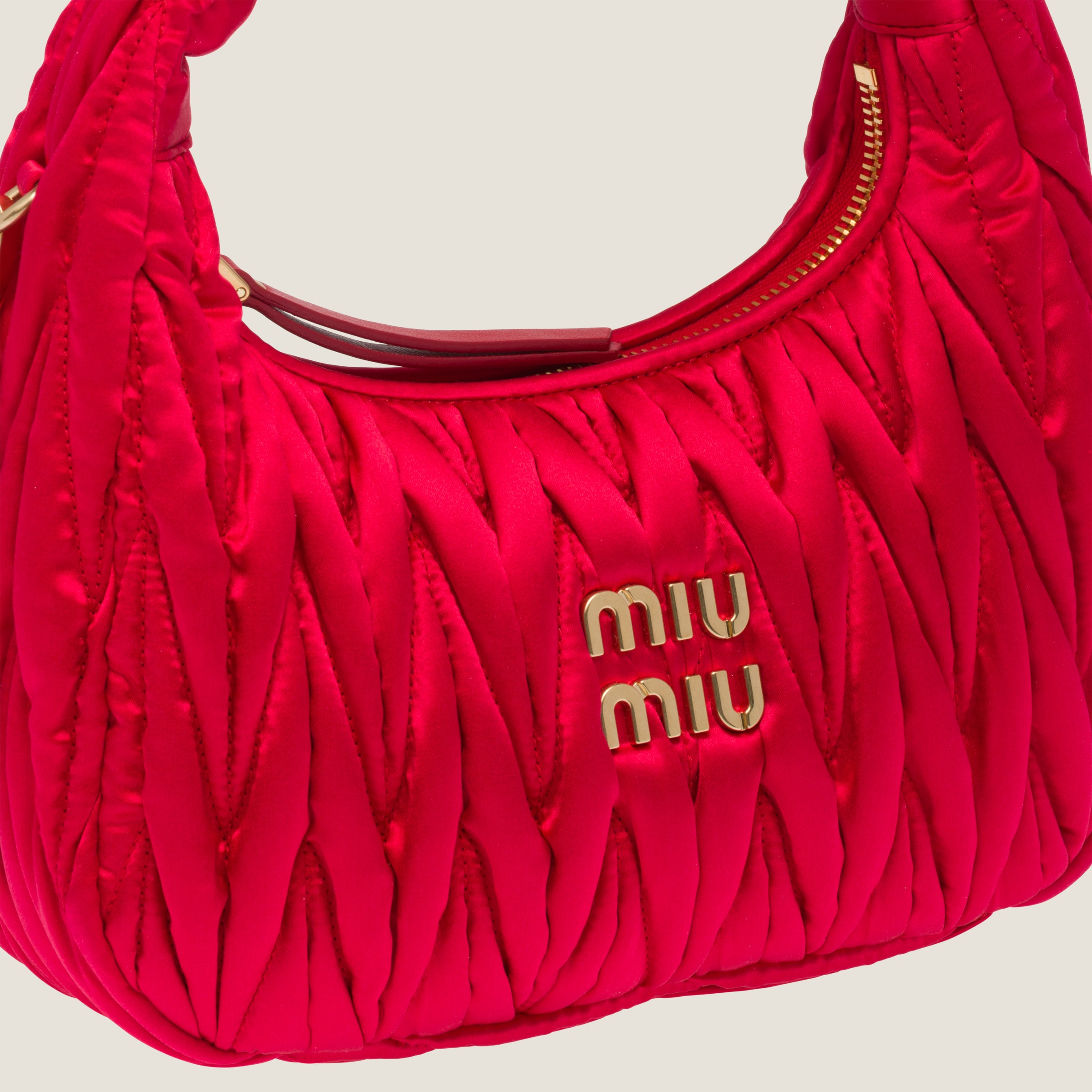 Bolso Hobo Wander De Satén Matelassé Rojo | Miu Miu