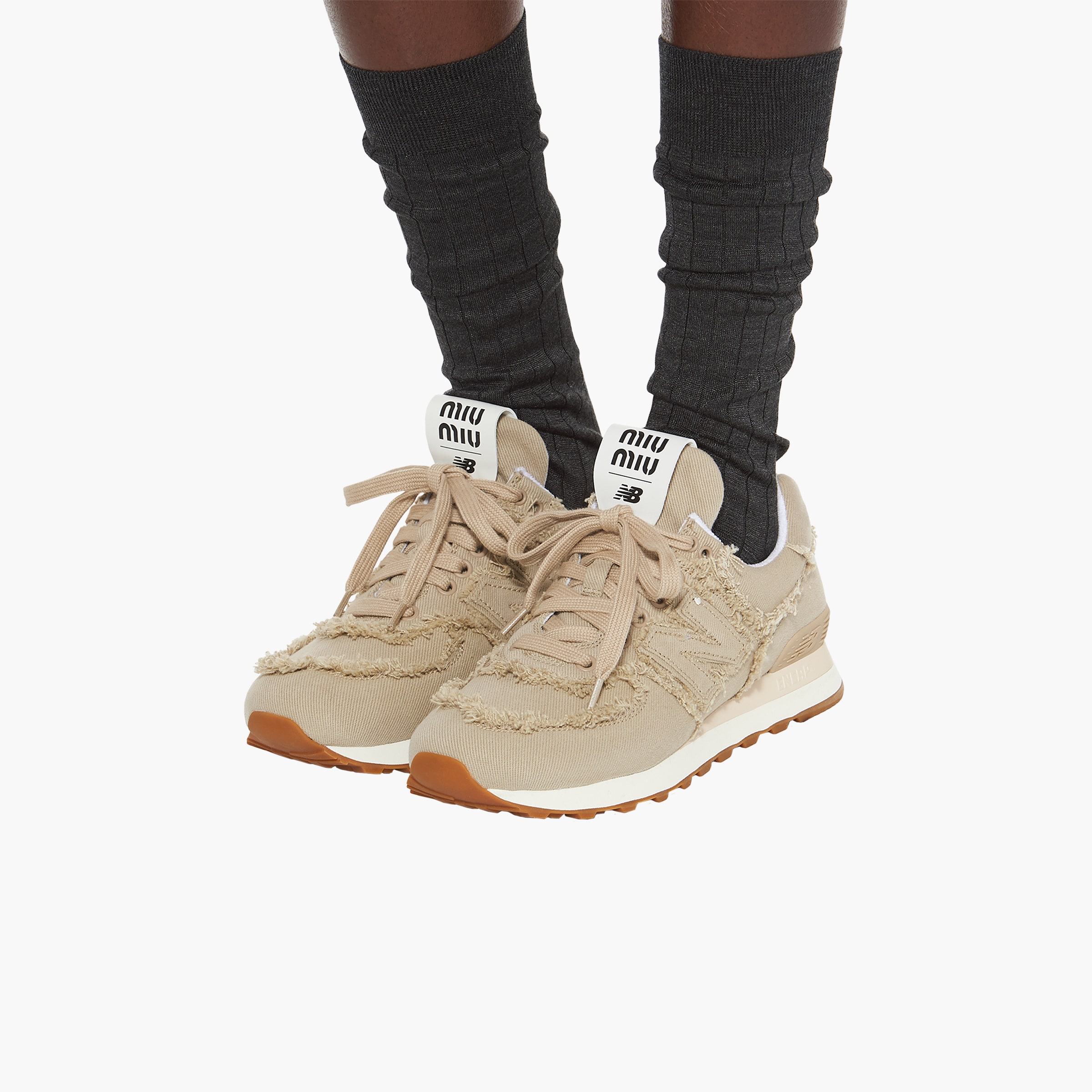 Tênis New Balance 574 x Miu Miu em denim Bege Colonial | MIU MIU
