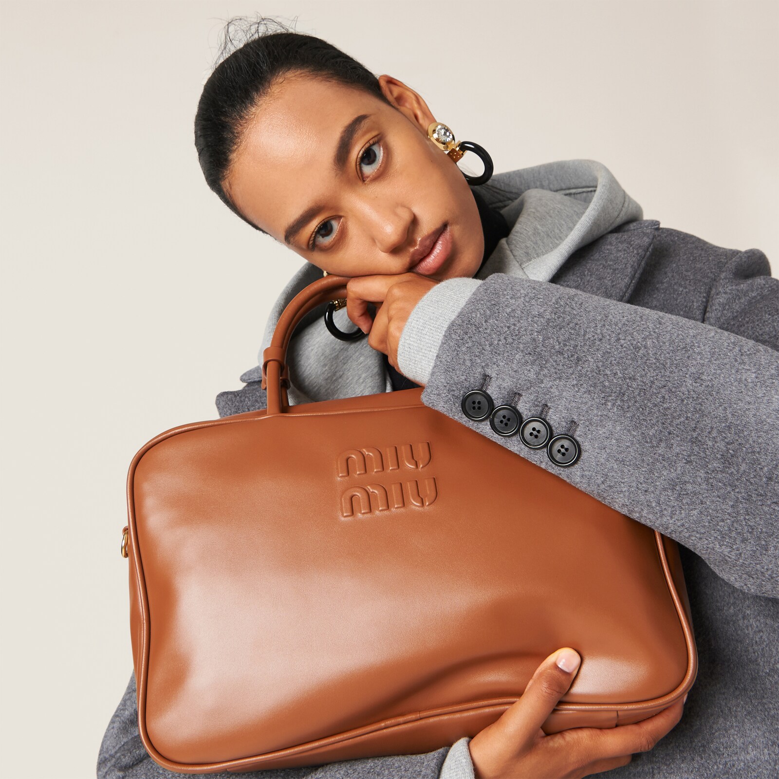 가죽 탑 핸들 백 코냑 | Miu Miu