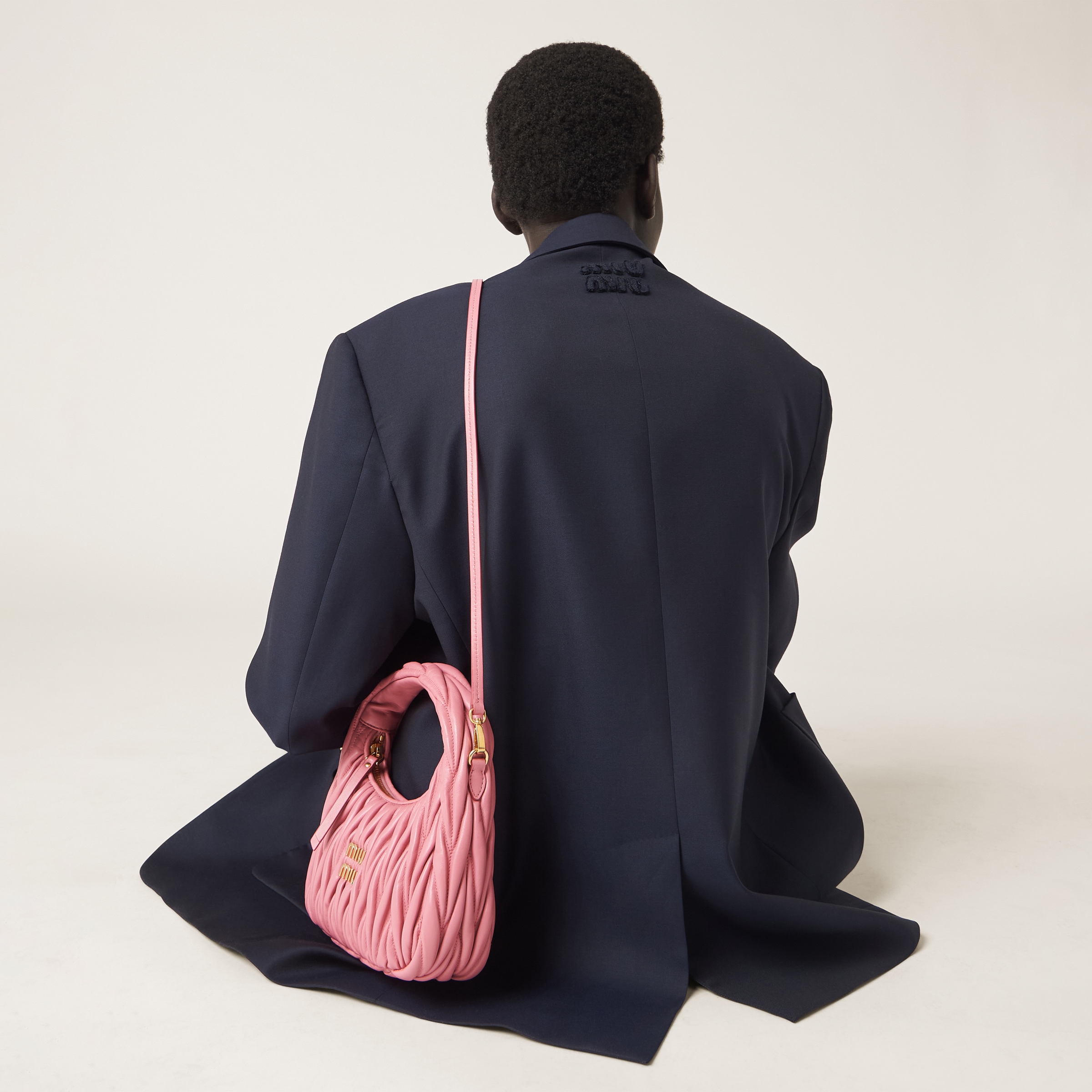 海棠粉 Wander Matelassé 软羊革hobo 包 | Miu Miu