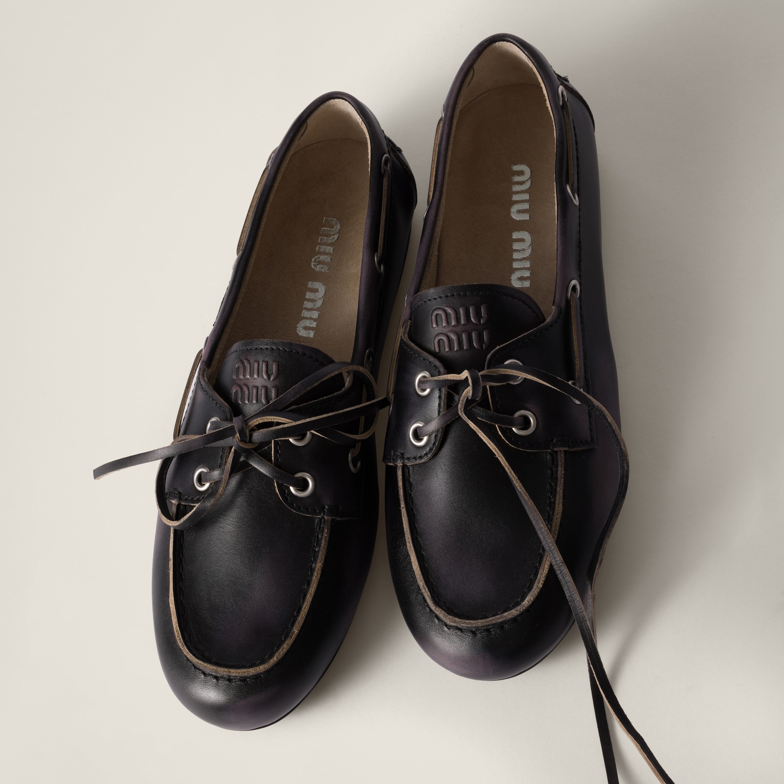 Chaussures Bateau En Cuir Décoloré Non Doublées Noir | Miu Miu