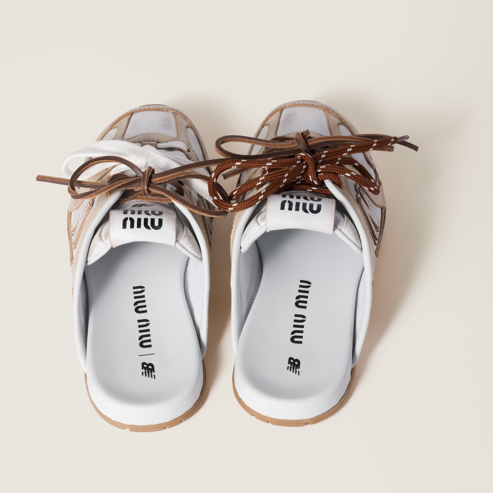 New Balance X Miu Miu 530 Sl 송아지 가죽 장식 뮬 트래버틴 그레이/화이트 | Miu Miu