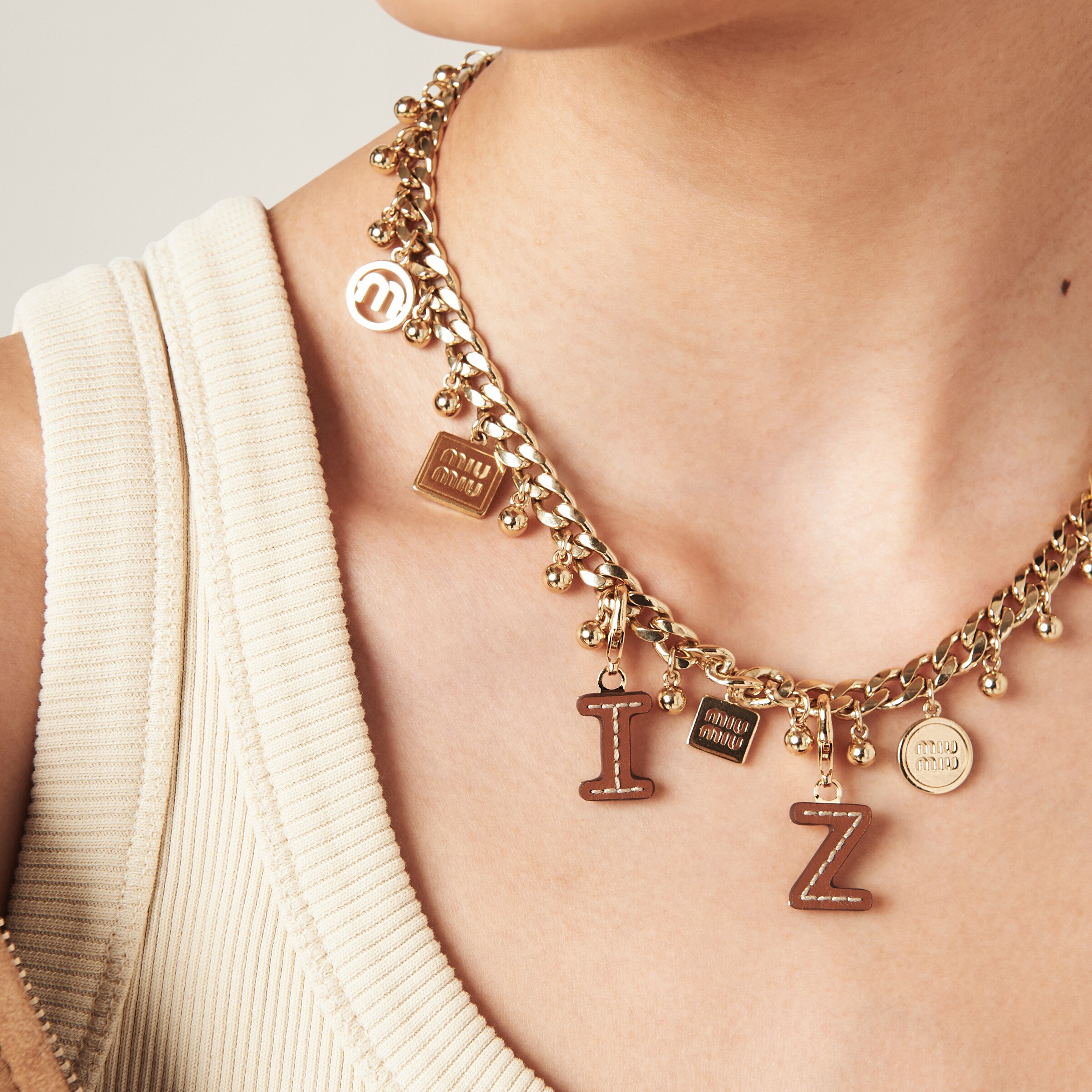 หนังและจี้โลหะ คอนยัก | Miu Miu