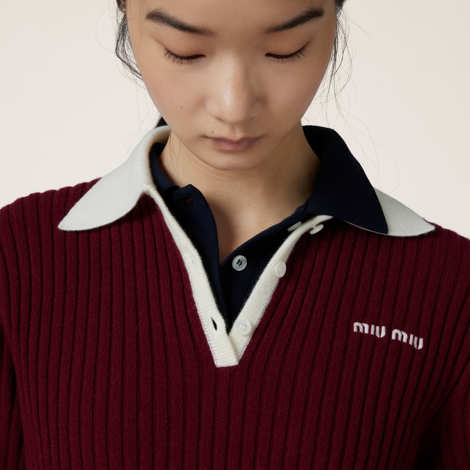 립 조직 캐시미어 폴로 셔츠 아마란스/내추럴 | Miu Miu